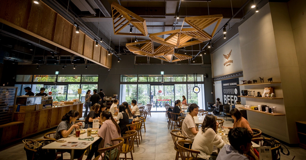 Dreamers Coffee Roasters 內湖店｜內湖科學園區超寬敞不限時有WIFI有插座的高質感咖啡廳 @布雷克的出走旅行視界